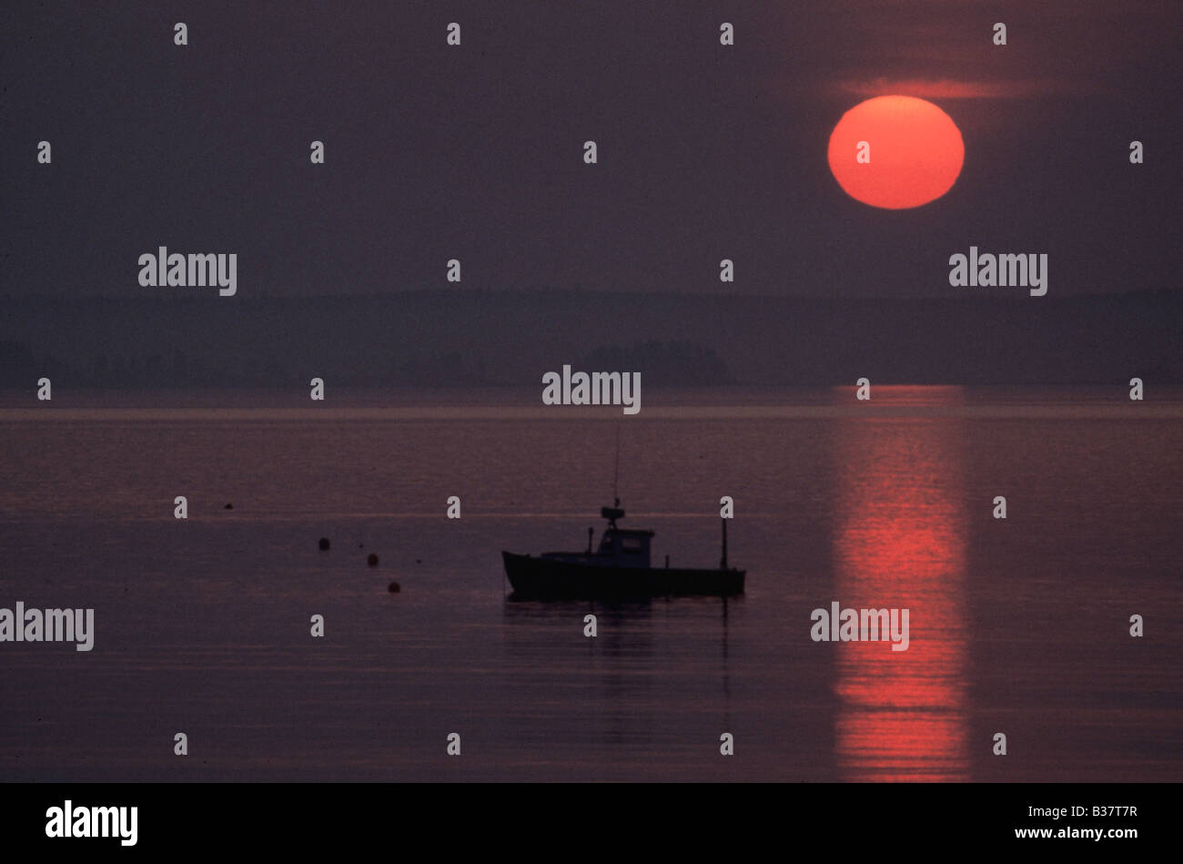 Sun with boats hi-res stock photography and images - Alamy