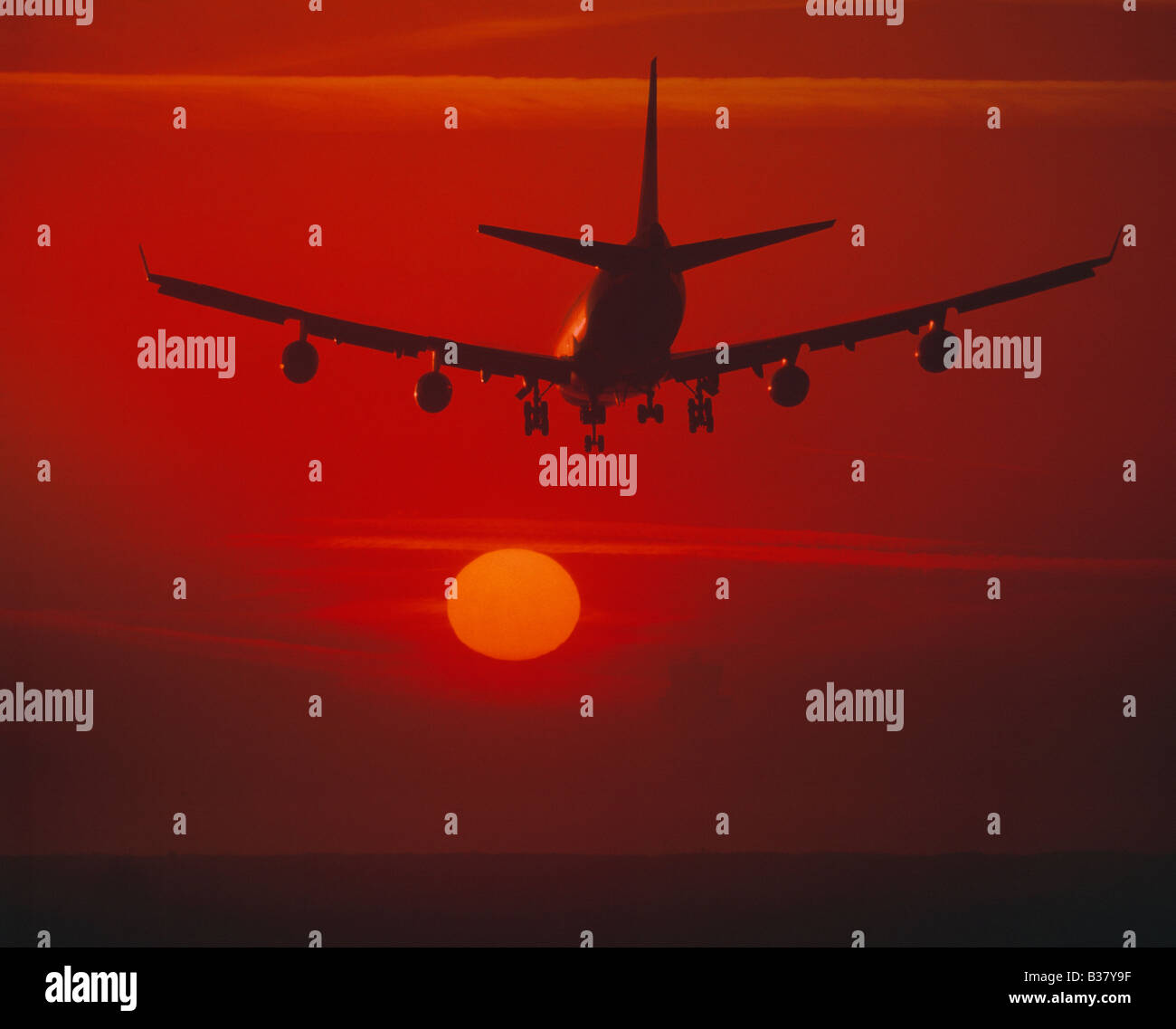 Aeroplane landing sunset boeing hi-res stock photography and images - Alamy