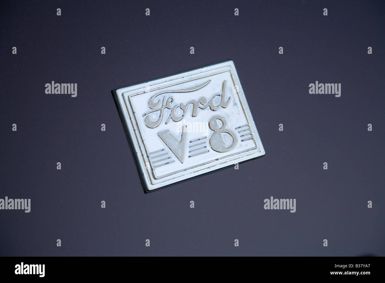 V8 emblem hi-res stock photography and images - Alamy