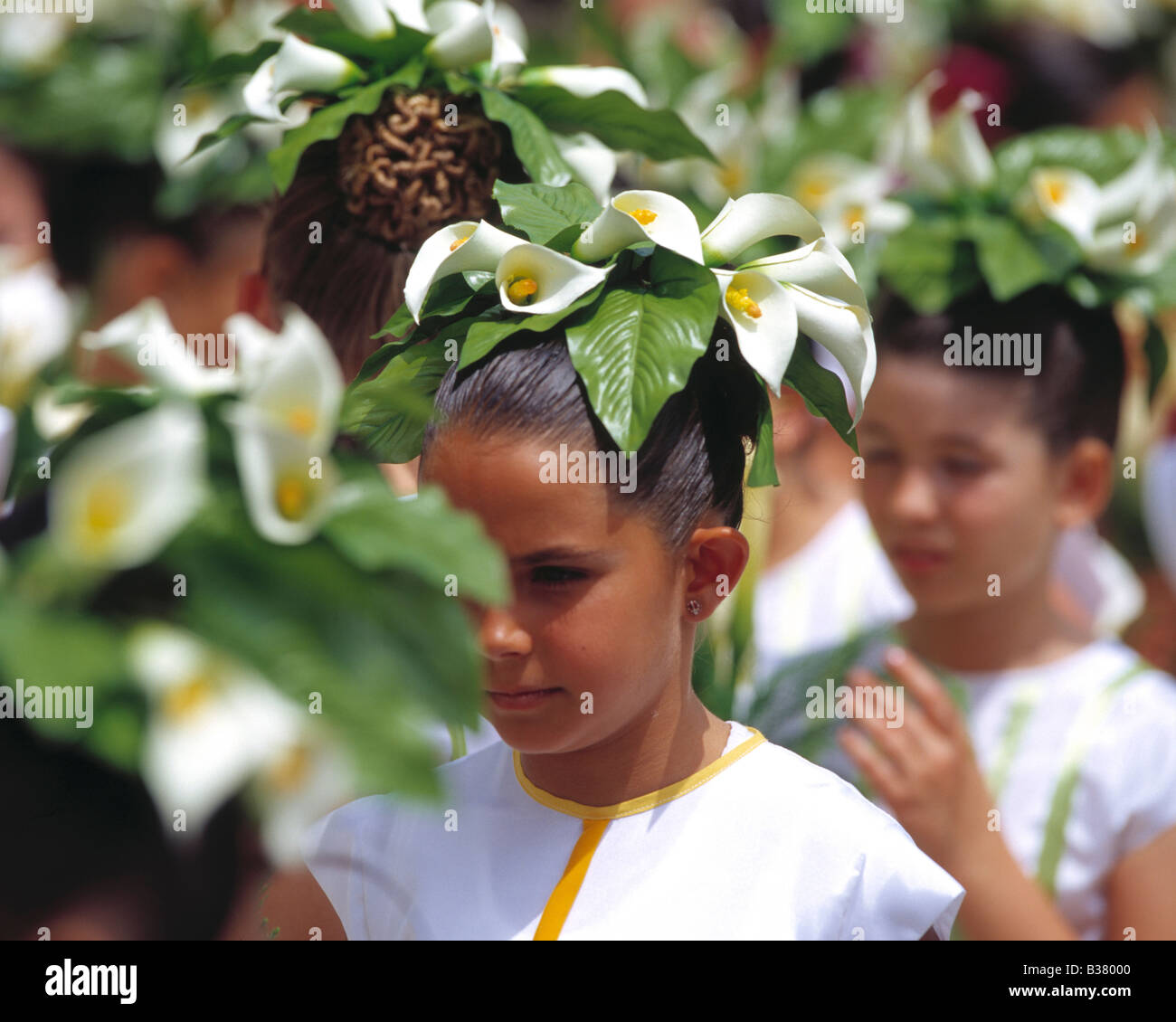 Girls in flower costumes hi-res stock photography and images - Alamy