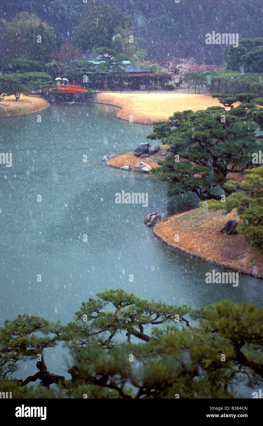 First snow of the season falls upon the Ritsurin Koen Japanese garden ...