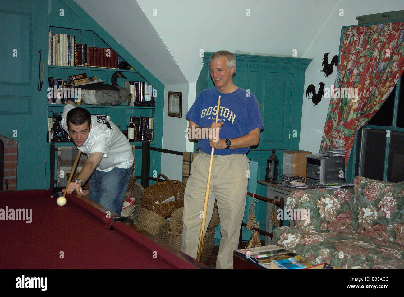 Men playing pool or billiards hi-res stock photography and images - Alamy