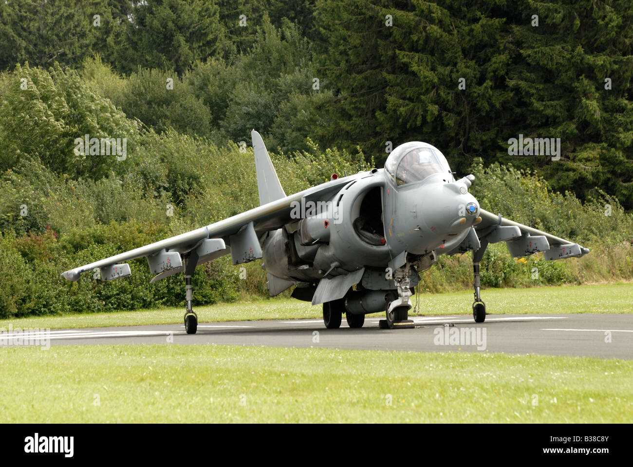 Harrier jump jet hi-res stock photography and images - Alamy