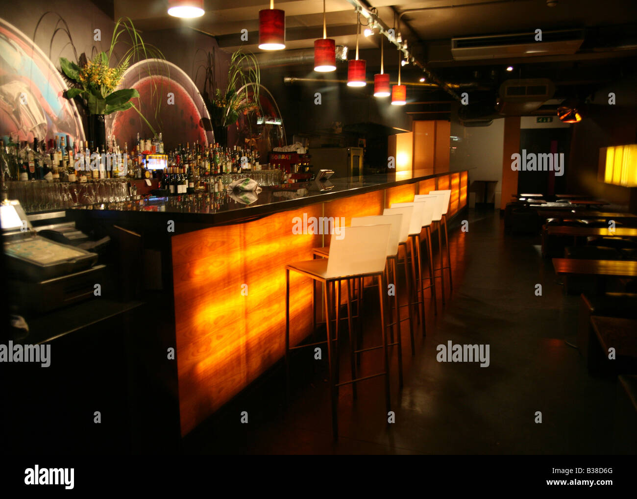Empty bar hi-res stock photography and images - Alamy