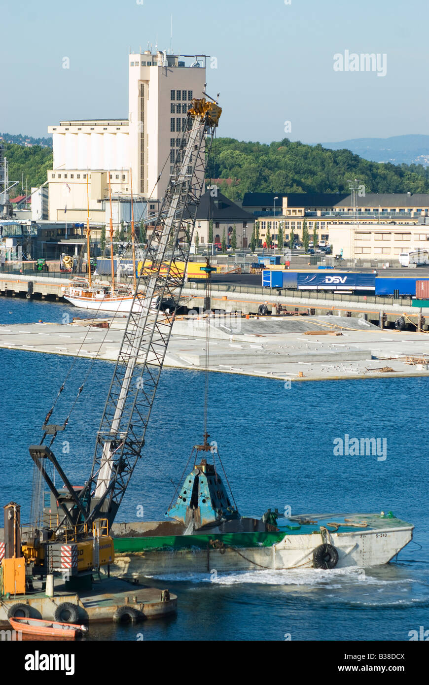 Clamshell dredge hi-res stock photography and images - Alamy