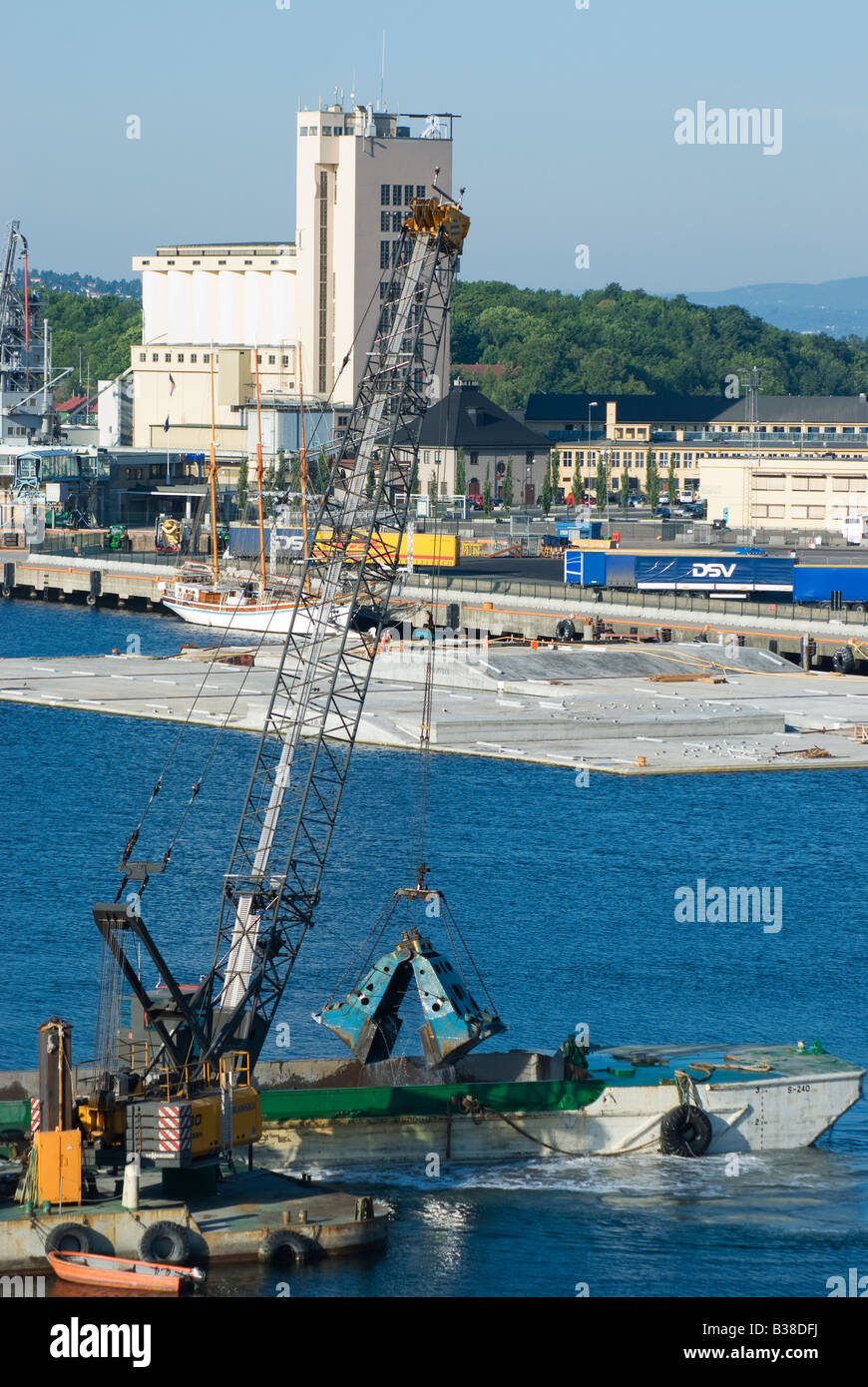 Clamshell Dredge High Resolution Stock Photography and Images - Alamy