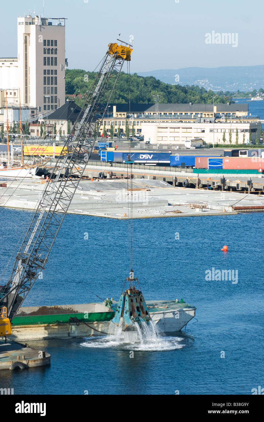 Clamshell dredging hi-res stock photography and images - Alamy