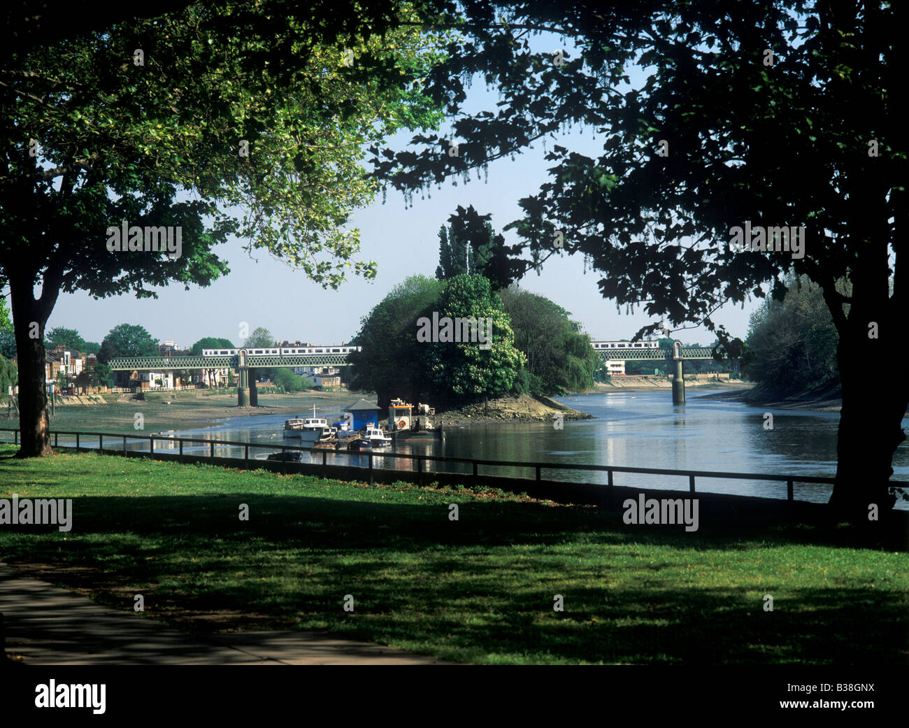 Thames strand on the green island hi-res stock photography and images ...
