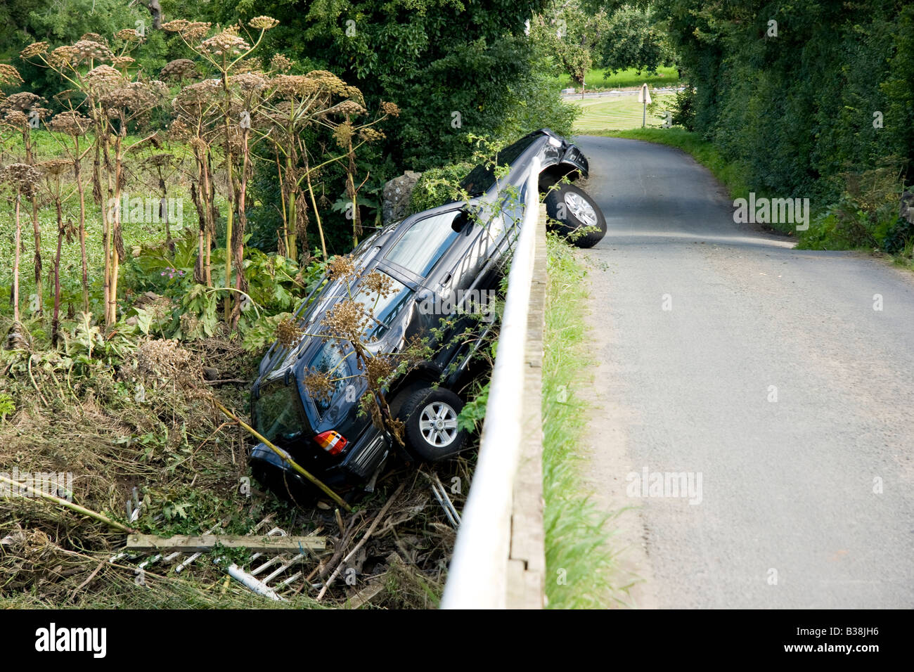 Car crash crashed 4x4 bridge hi-res stock photography and images - Alamy
