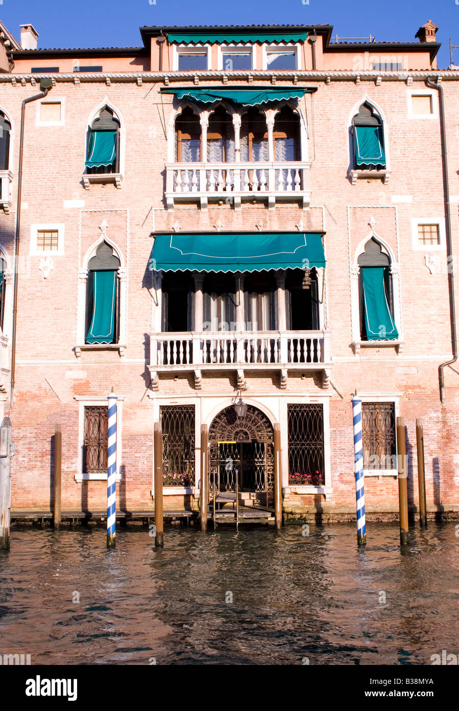 Building by the canal hi-res stock photography and images - Alamy