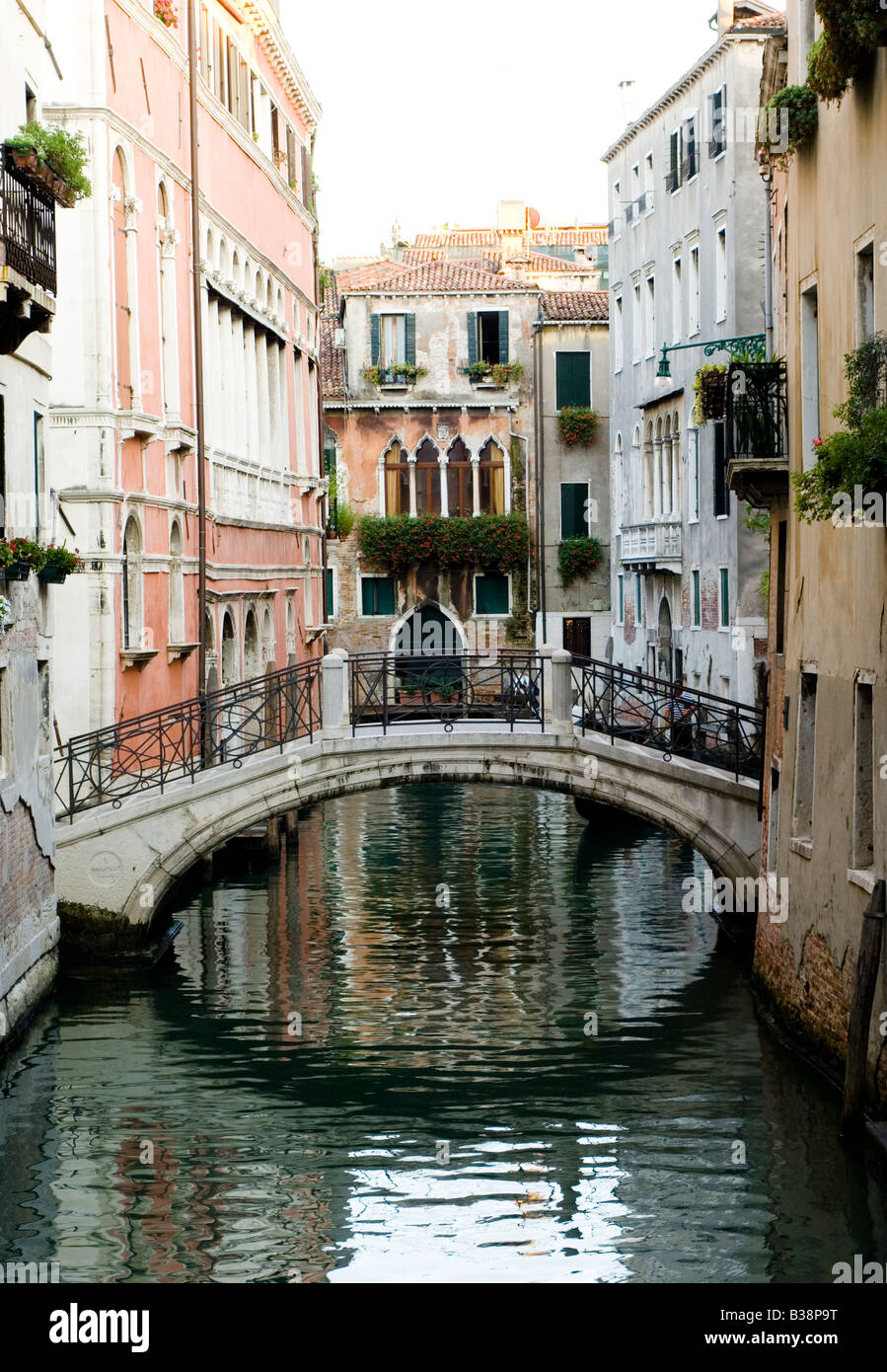 Bridge over canal hi-res stock photography and images - Alamy