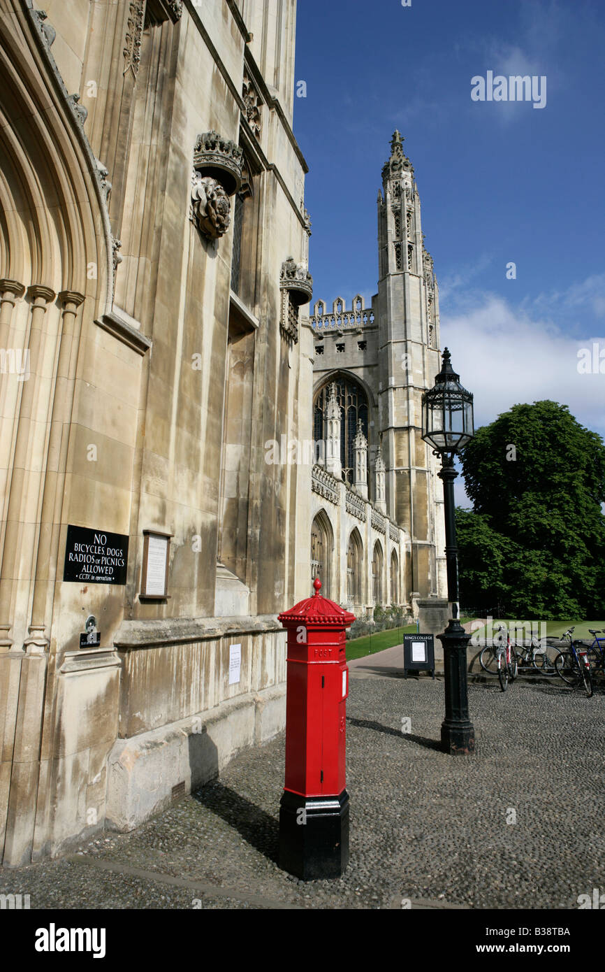 City of Cambridge, England. Gatehouse entrance to Kings College ...