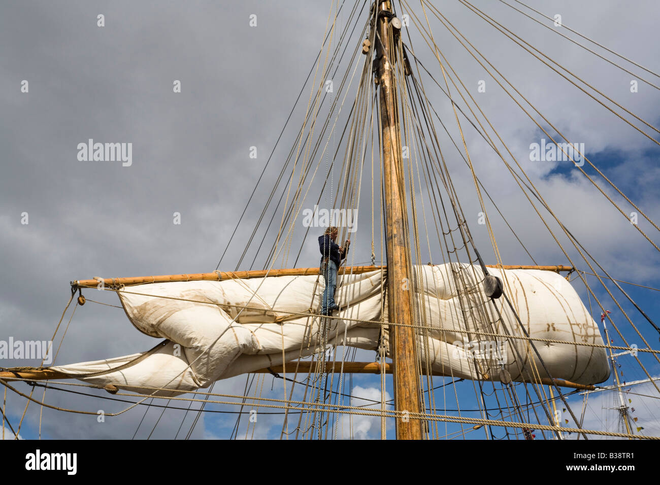 Square rigged tall ship hi-res stock photography and images - Alamy