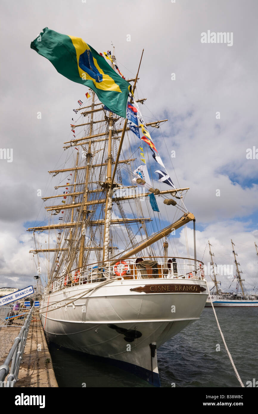 Brazil brazilian tall ship flag hi-res stock photography and images - Alamy