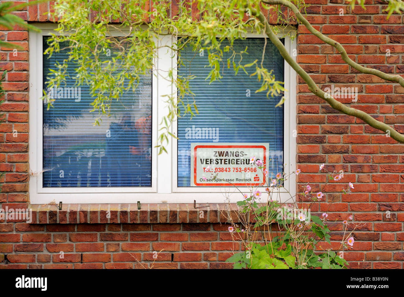 Real estate auction sign hi-res stock photography and images - Alamy