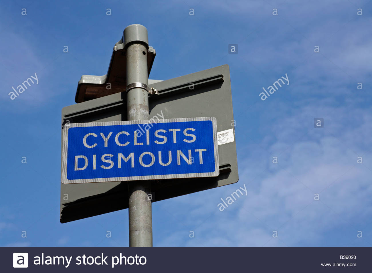 Cyclists dismount sign Stock Photo - Alamy