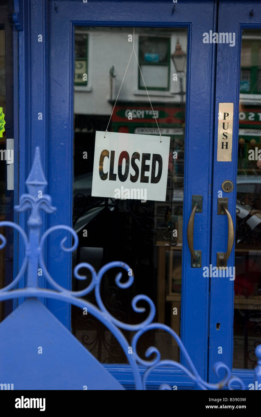 Closed for lunch sign hi-res stock photography and images - Alamy
