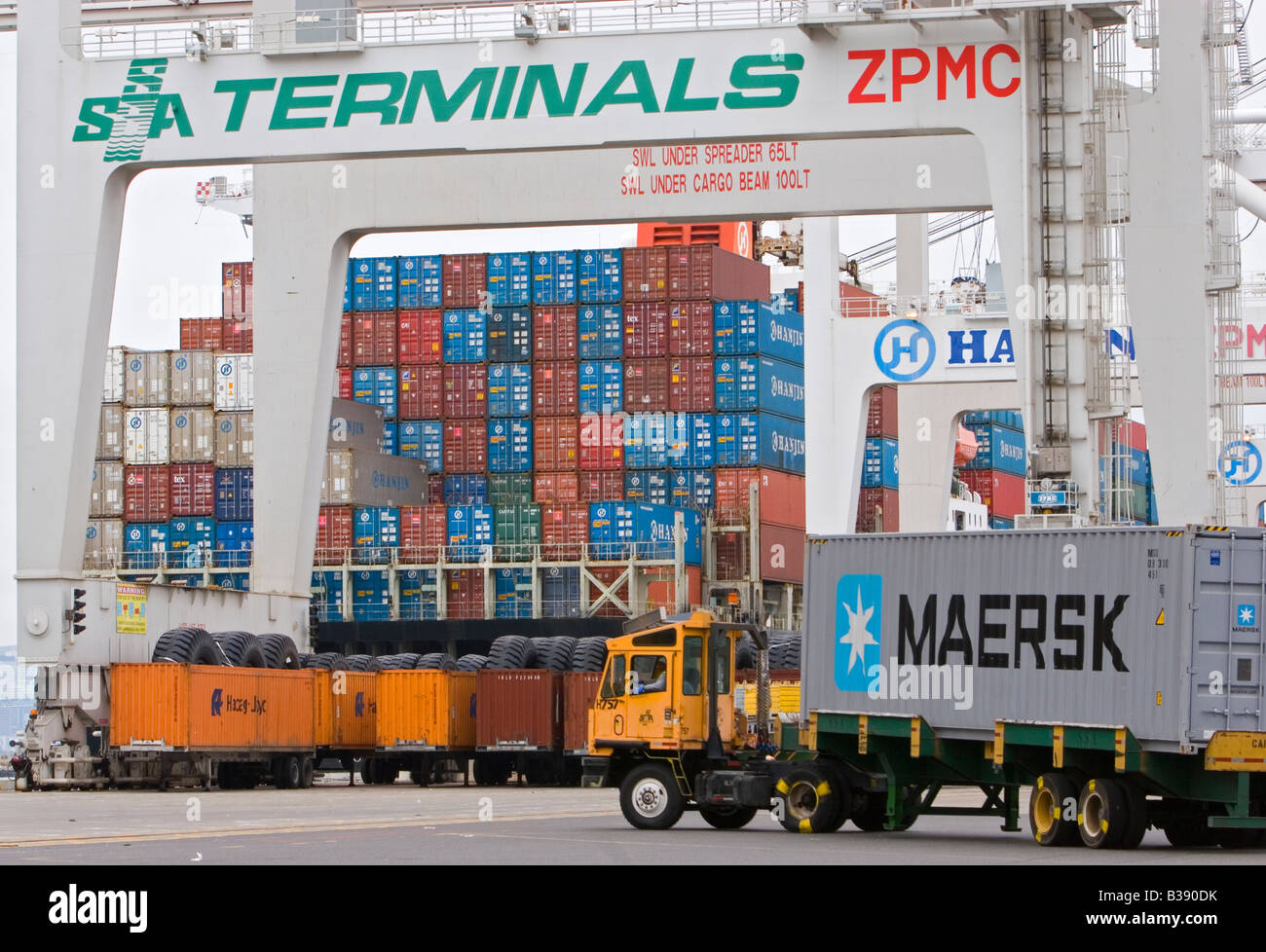 Freight container loaded onto truck hi-res stock photography and images ...
