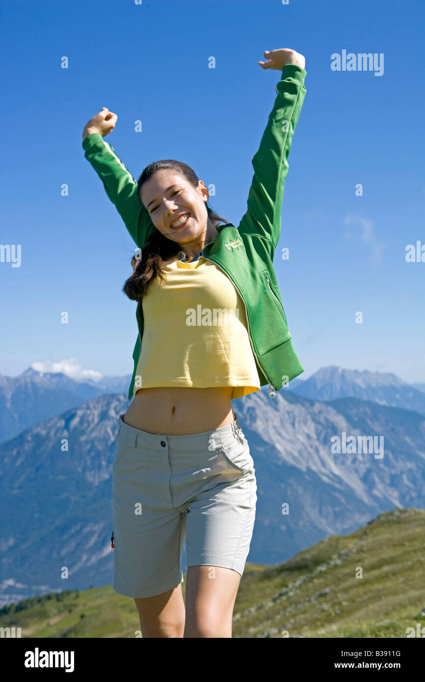 Junge Frau beim Wandern in den Bergen, young woman walking in the ...