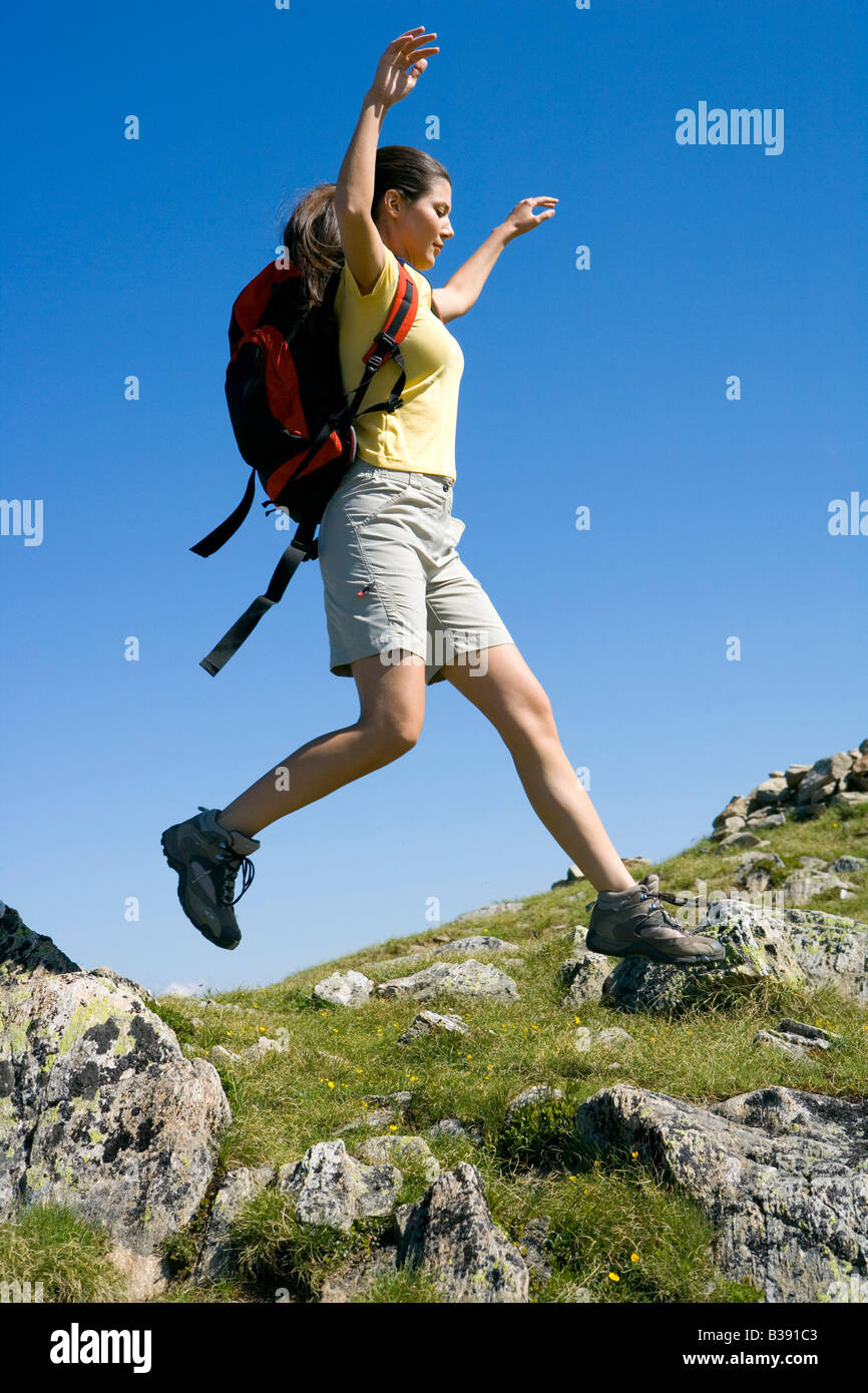 Junge Frau beim Wandern in den Bergen, young woman walking in the ...