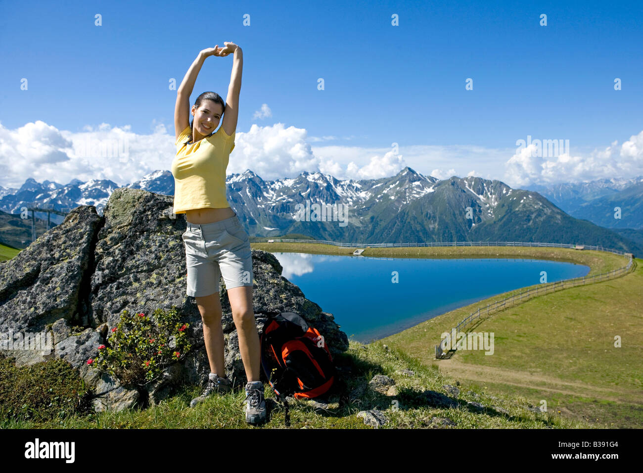 Junge Frau beim Wandern in den Bergen, woman in the mountains Stock ...