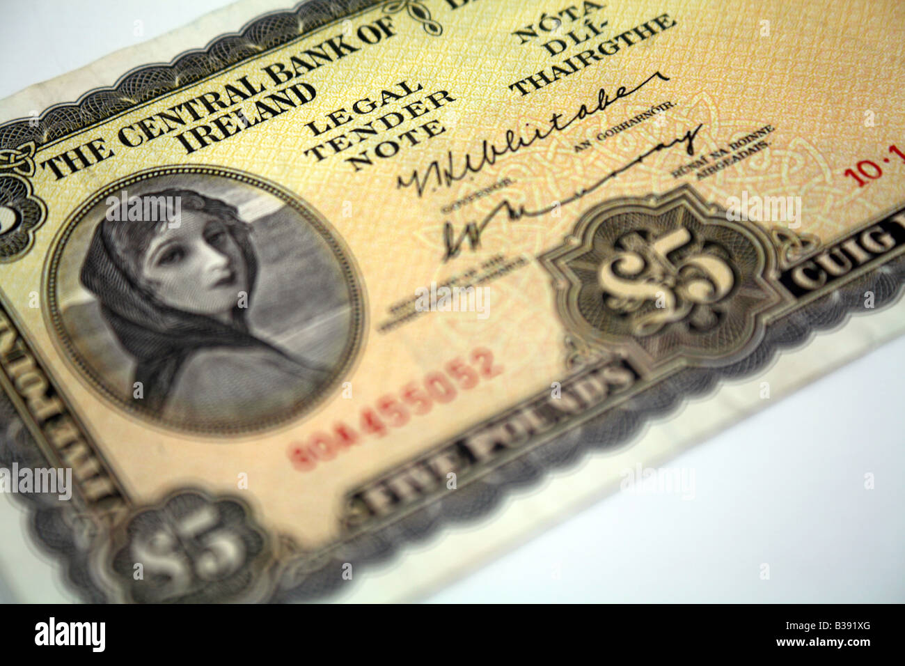 100 Pound Irish Bank Note High Resolution Stock Photography and Images ...