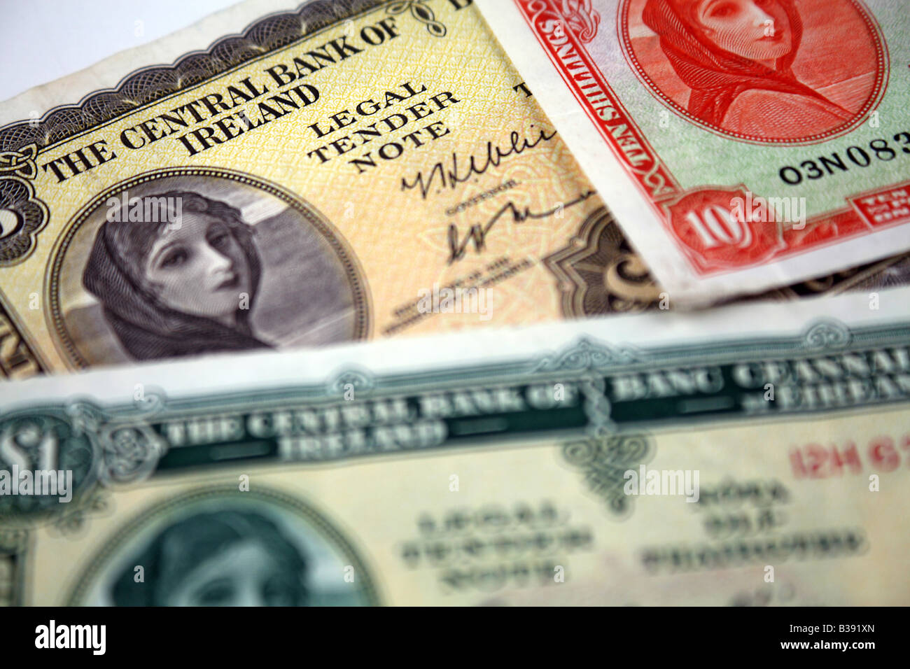 Lady Lavery on Irish banknotes one pound 5 pound and ten shilling PUNT ...