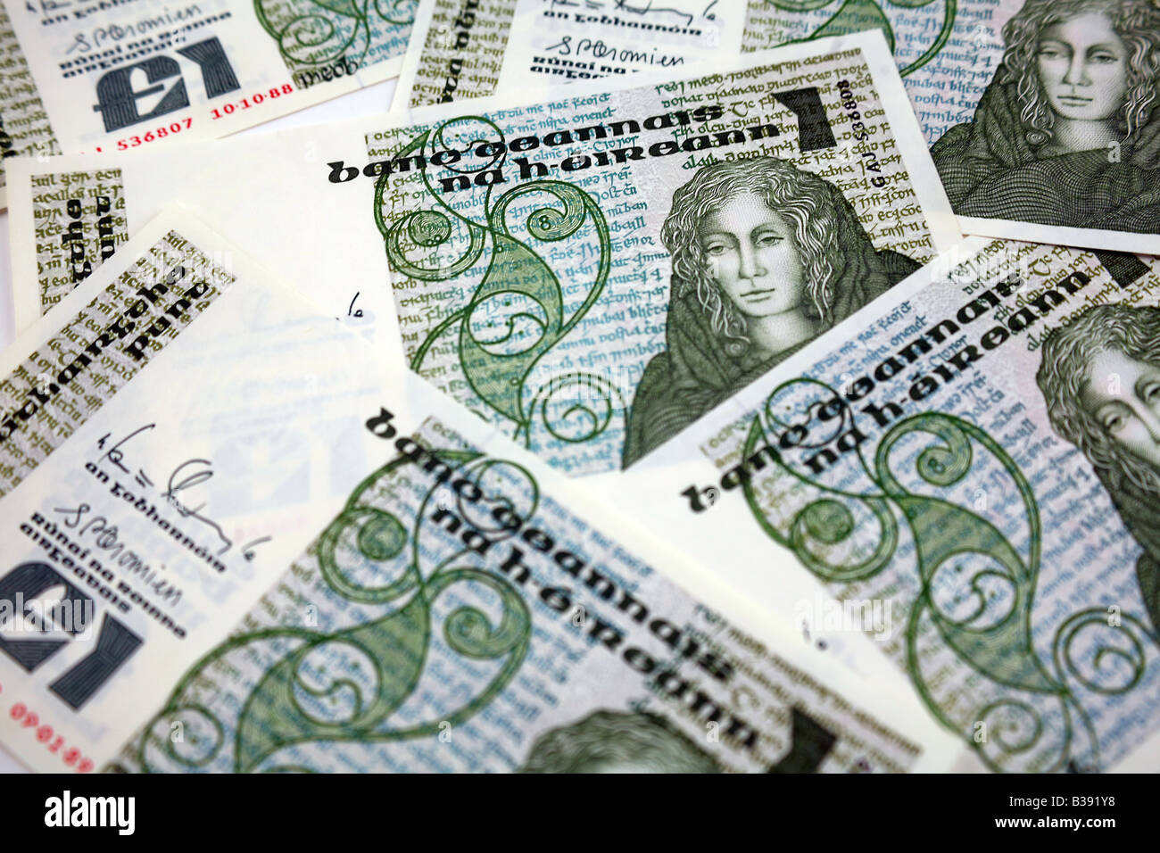 100 pound note ireland hi-res stock photography and images - Alamy