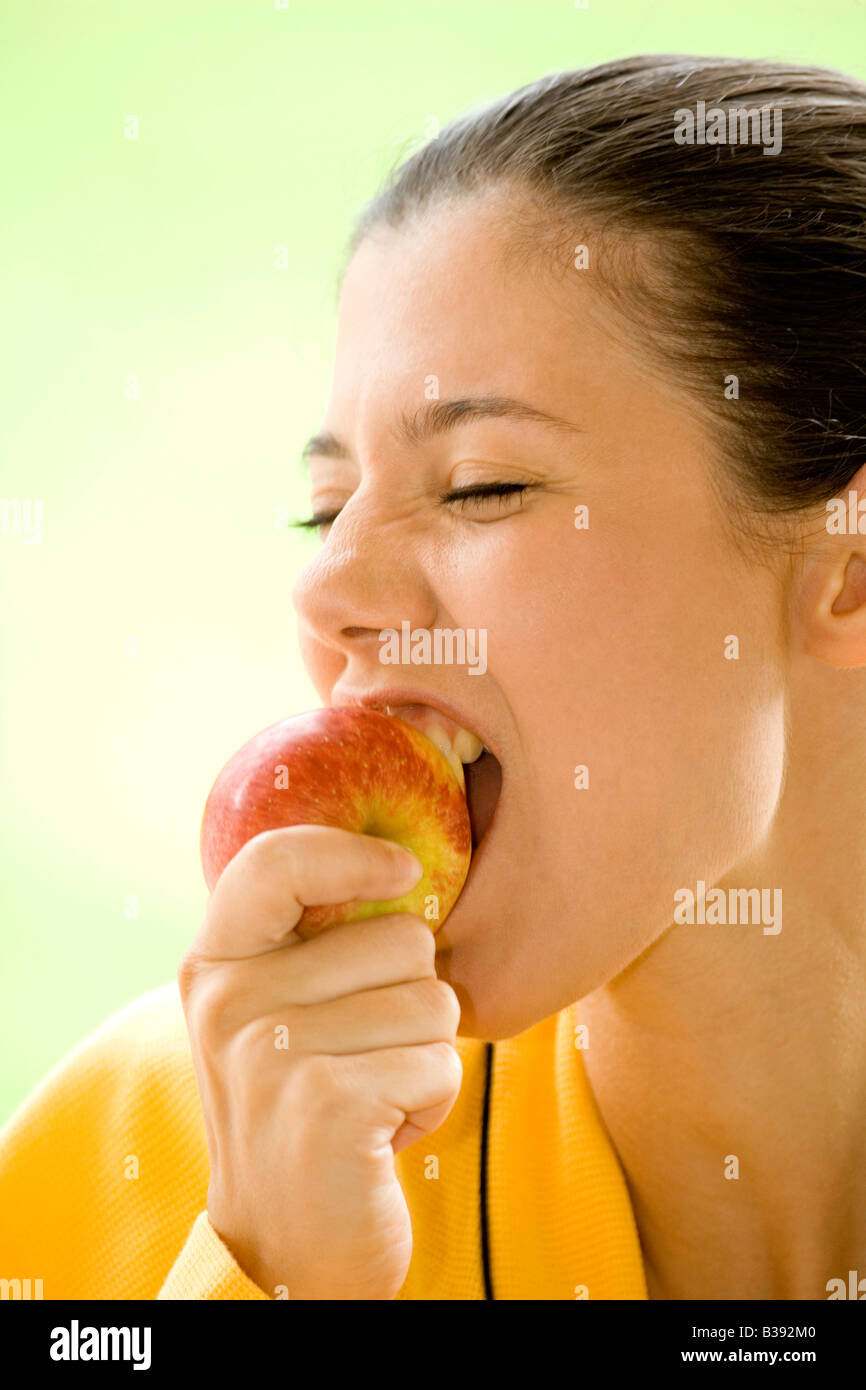 Junge Frau isst frisches Obst, Portrait, young woman eating apple Stock ...