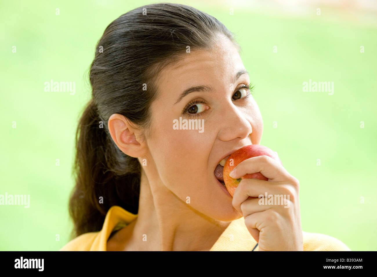 Junge Frau isst frisches Obst, Portrait, young woman eating apple Stock ...
