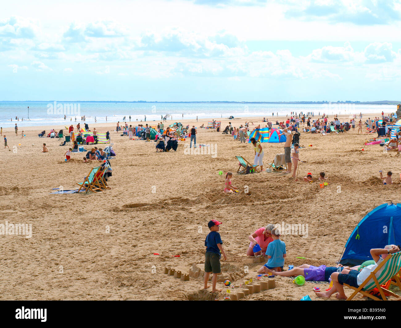 Busy beach uk hi-res stock photography and images - Alamy