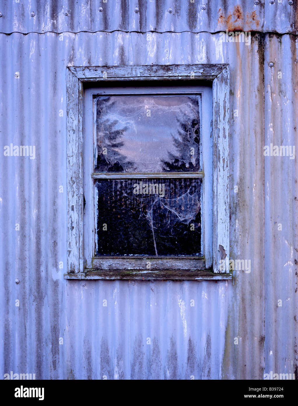 Cracked glass window house uk hi-res stock photography and images - Alamy