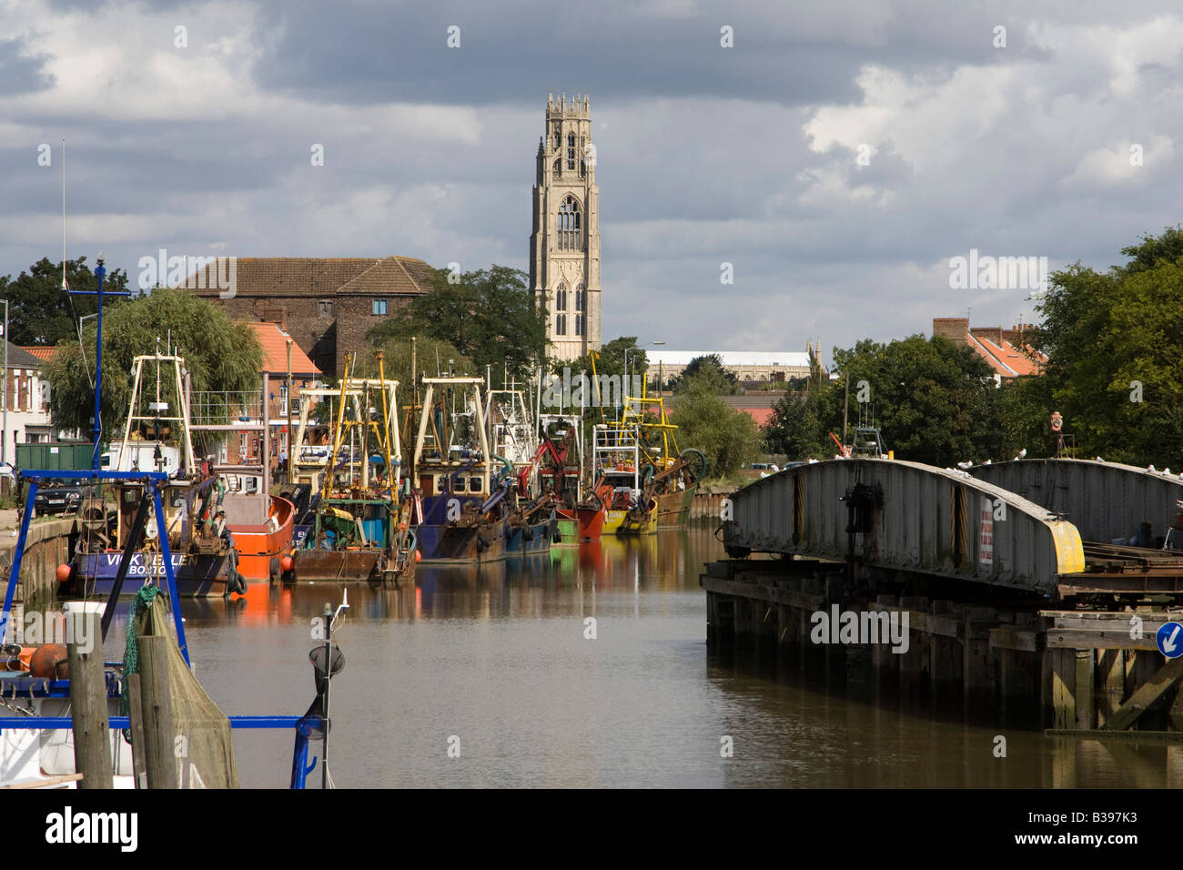Riverside boats hi-res stock photography and images - Alamy