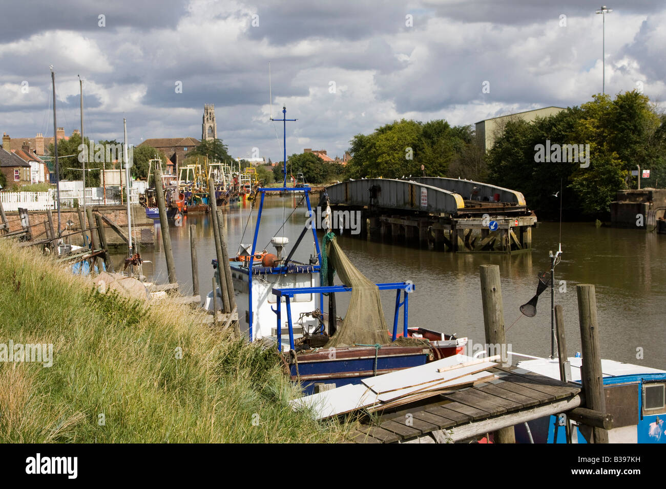 Riverside boats hi-res stock photography and images - Alamy