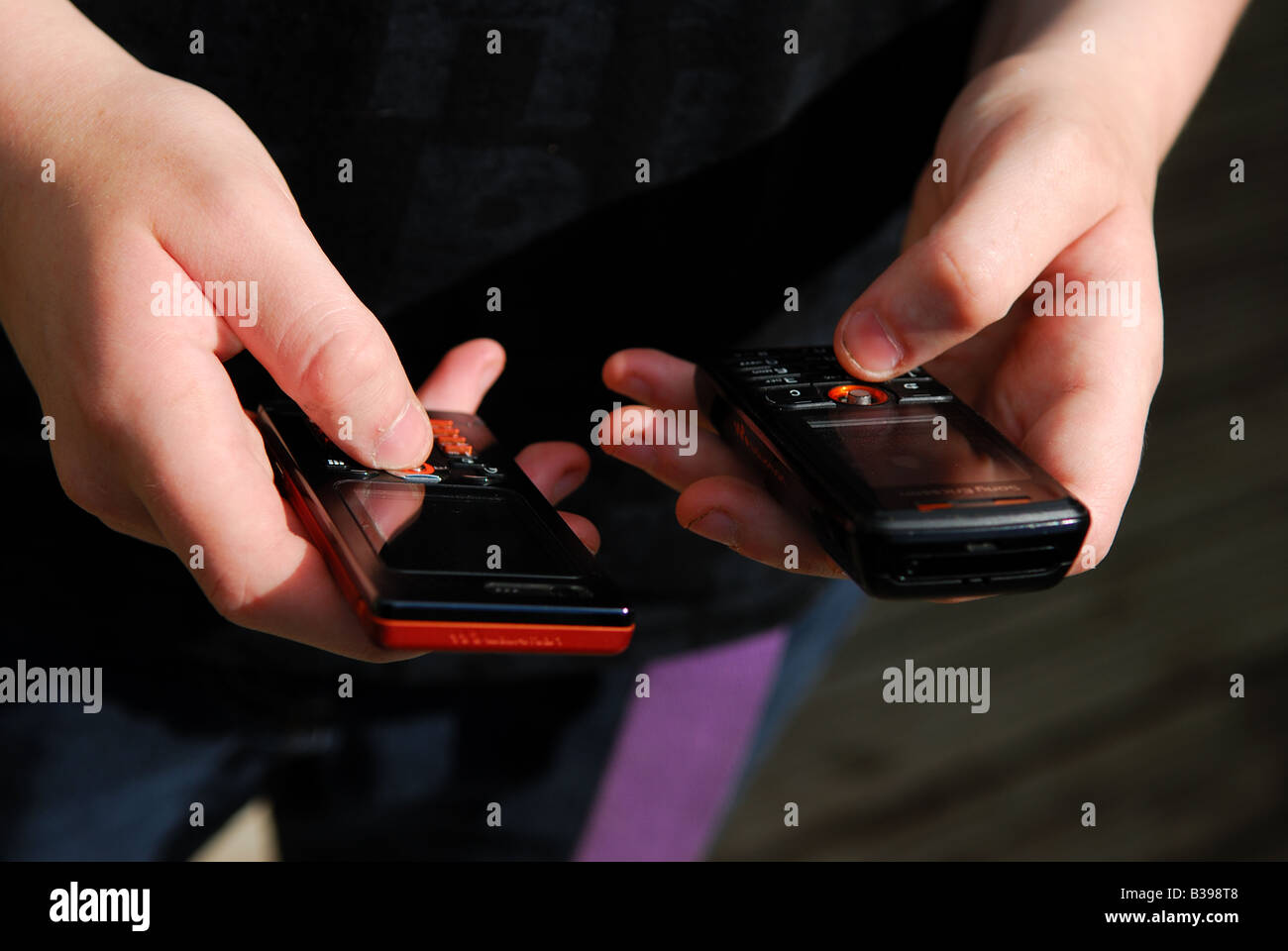 Texting on mobile telephone Stock Photo - Alamy