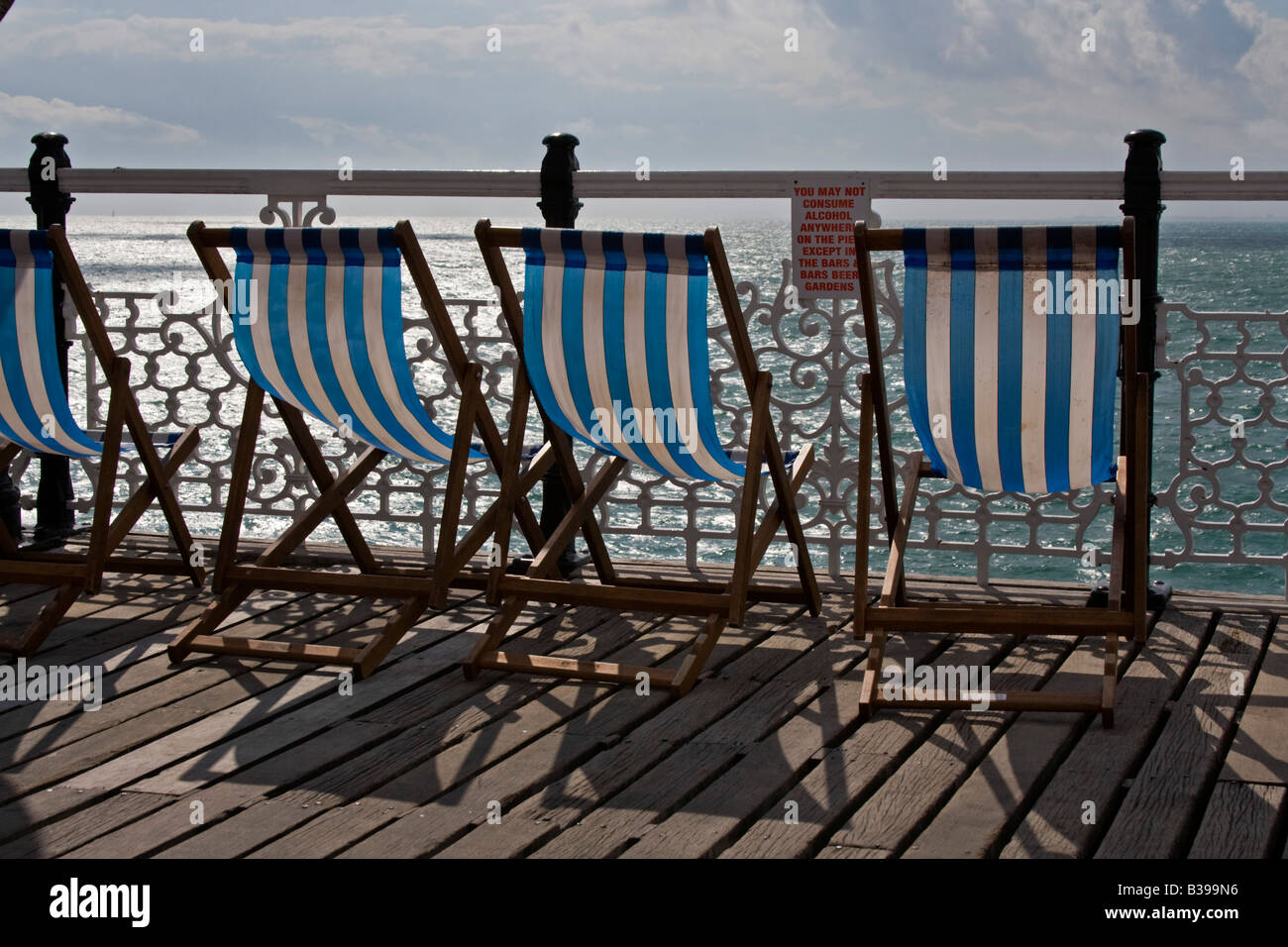 Traditional deck chairs hi-res stock photography and images - Alamy