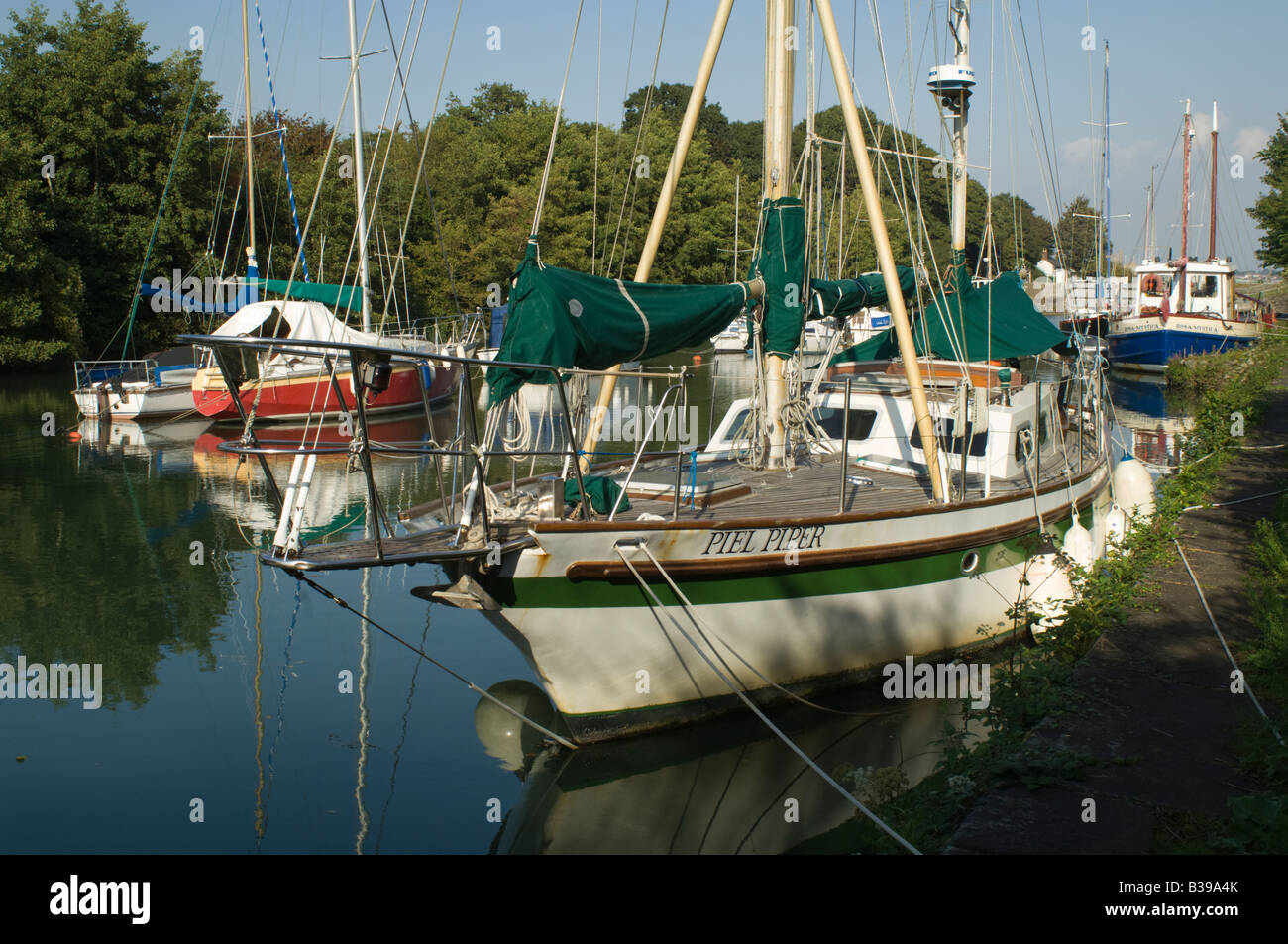 Boats at lydney harbour hi-res stock photography and images - Alamy