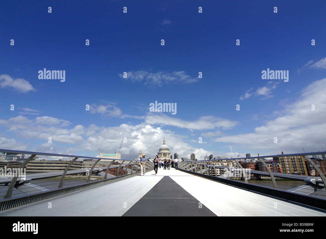 Millennium bridge london hi-res stock photography and images - Alamy