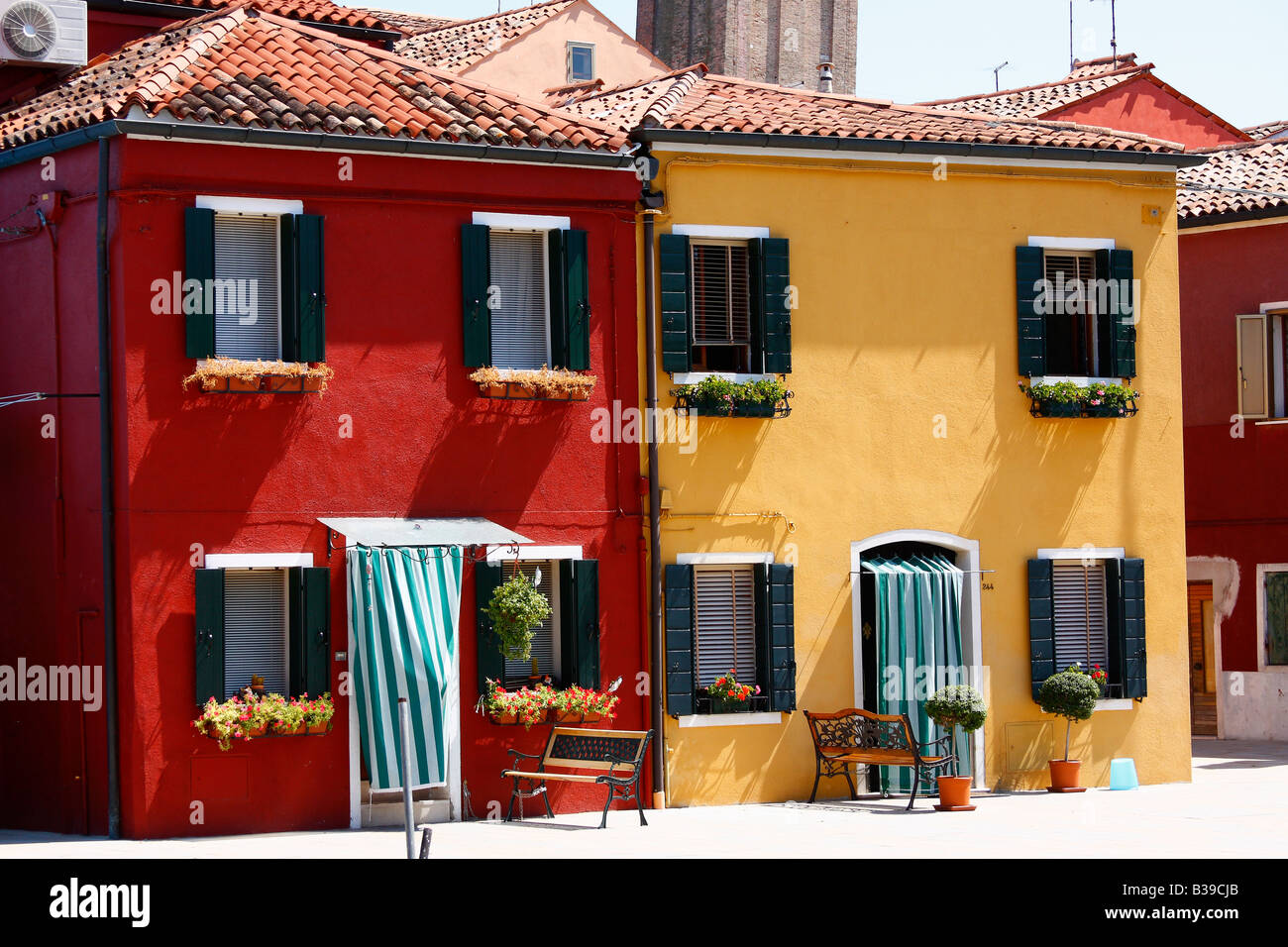 Venice italy yellow colourful house hi-res stock photography and images ...