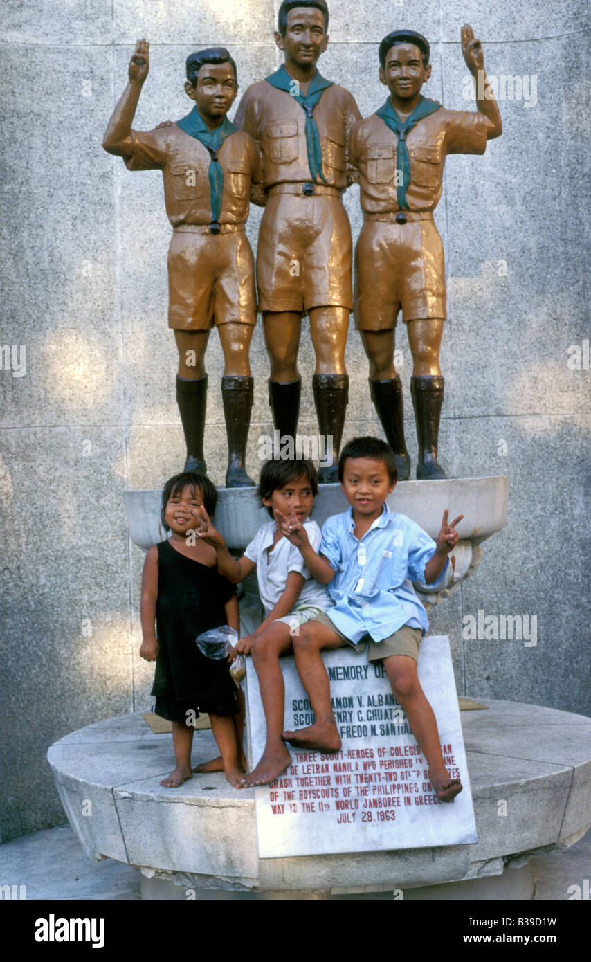kids with scout statue manila philippines Stock Photo - Alamy