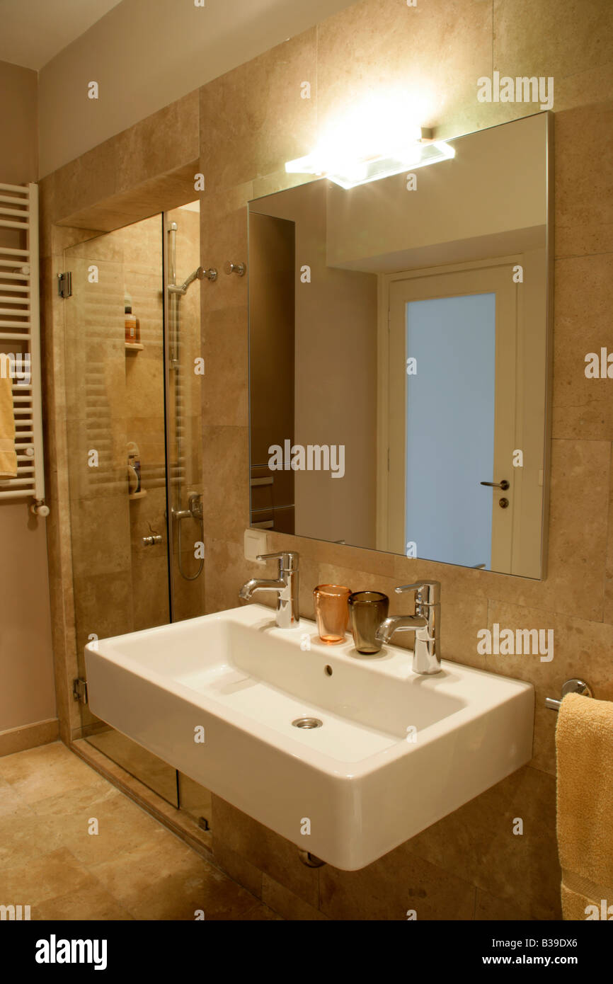 A modern bathroom Stock Photo - Alamy