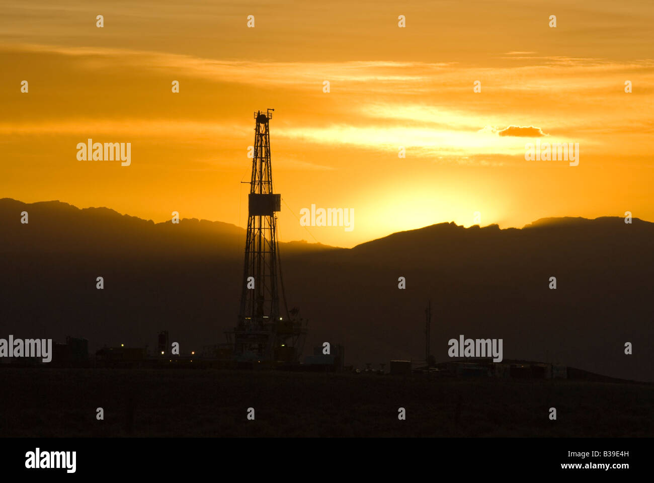 oil and gas drilling rig at sunrise in Wyoming Stock Photo - Alamy