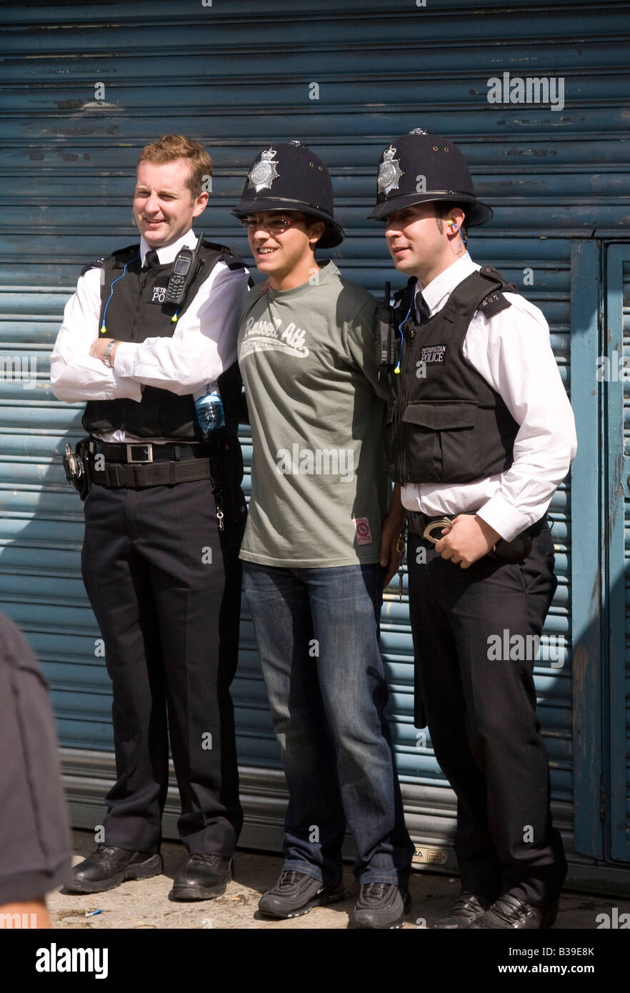 UK police and carnival visitor posing for a photograph Notting Hill ...