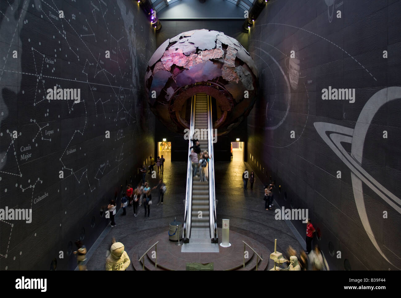 Earth gallery natural history museum hi-res stock photography and ...