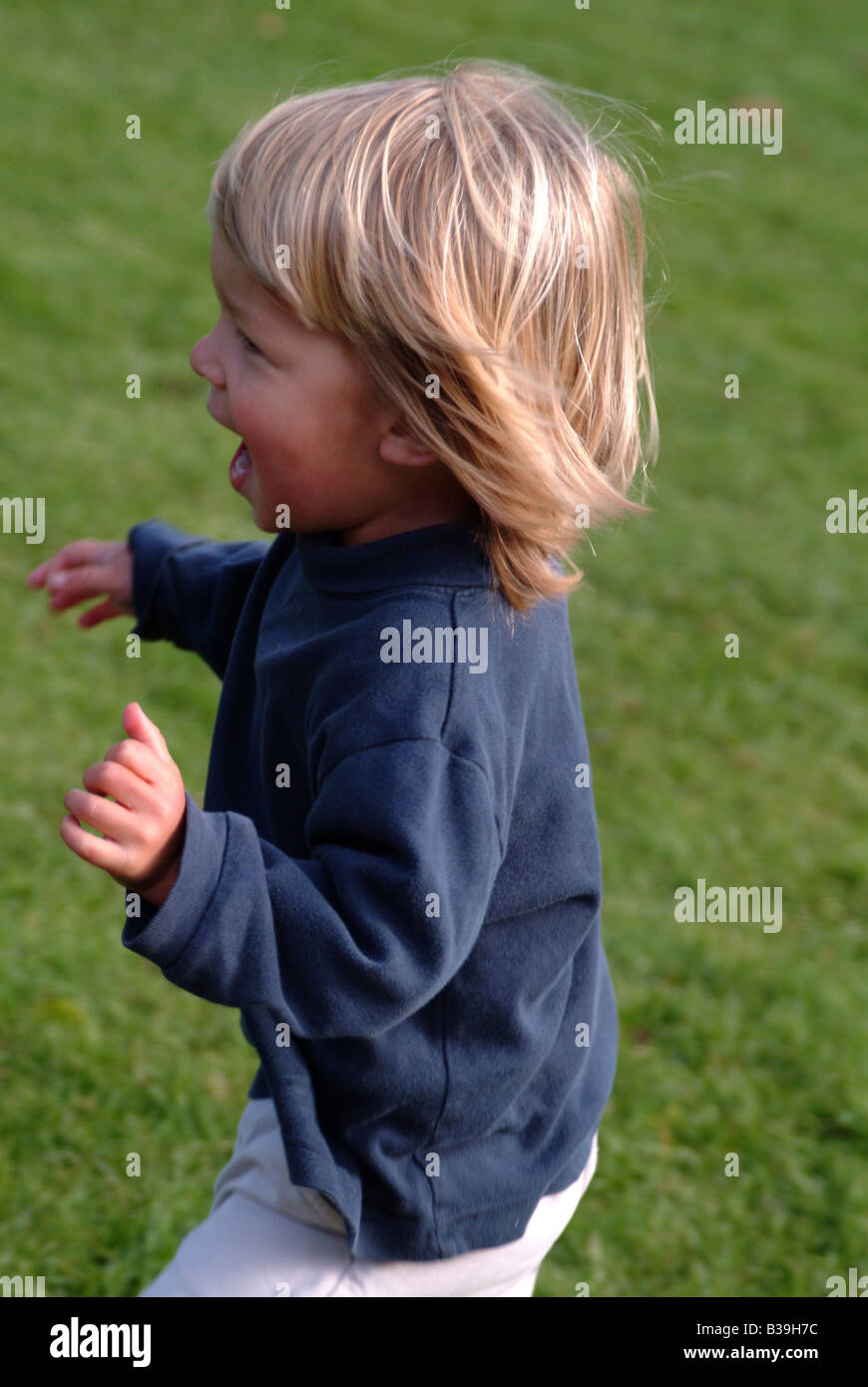 Little boy running outside Stock Photo - Alamy