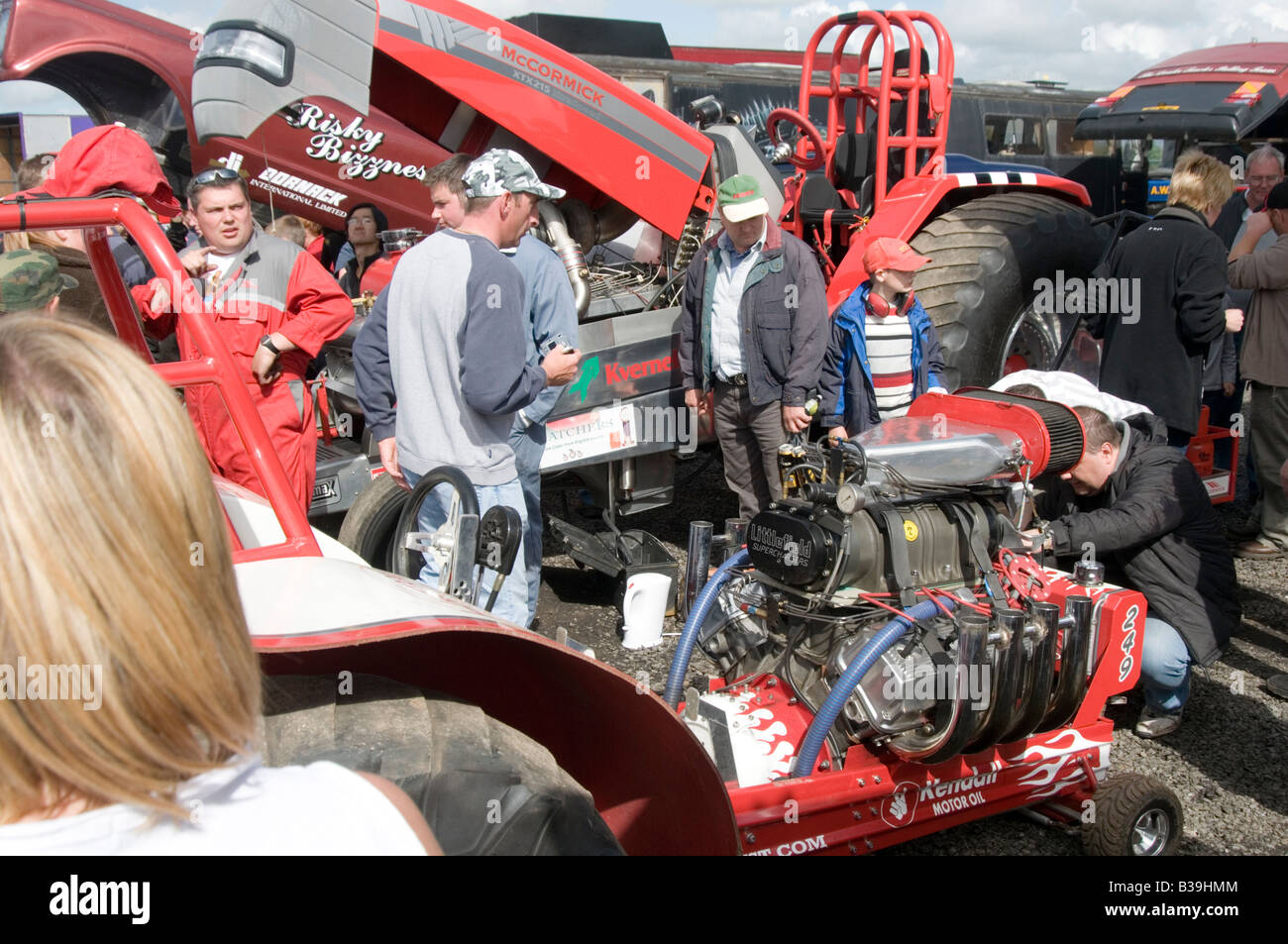 tractor pulling open access pits spectators up close Stock Photo - Alamy