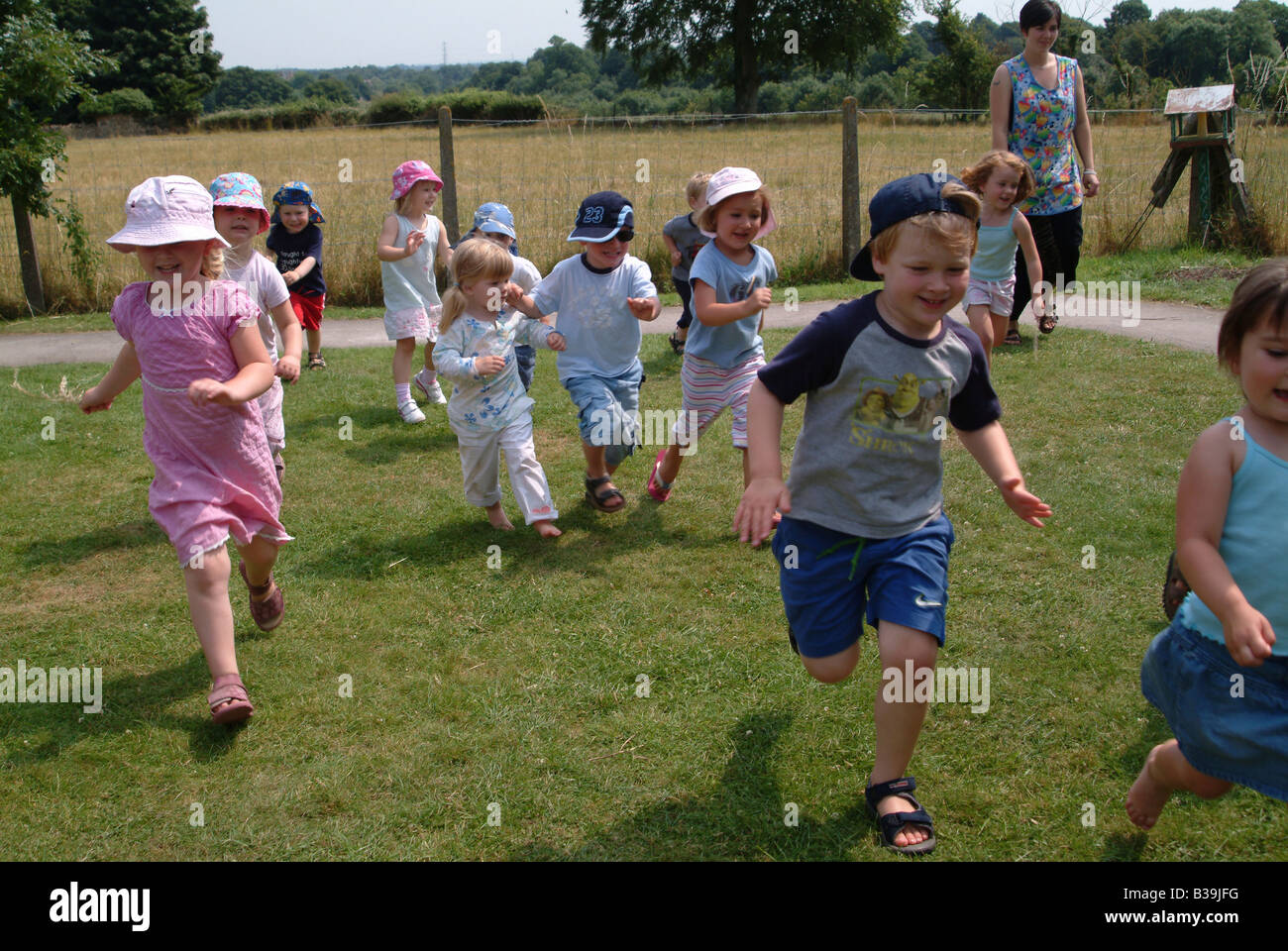 Kids racing running hi-res stock photography and images - Alamy