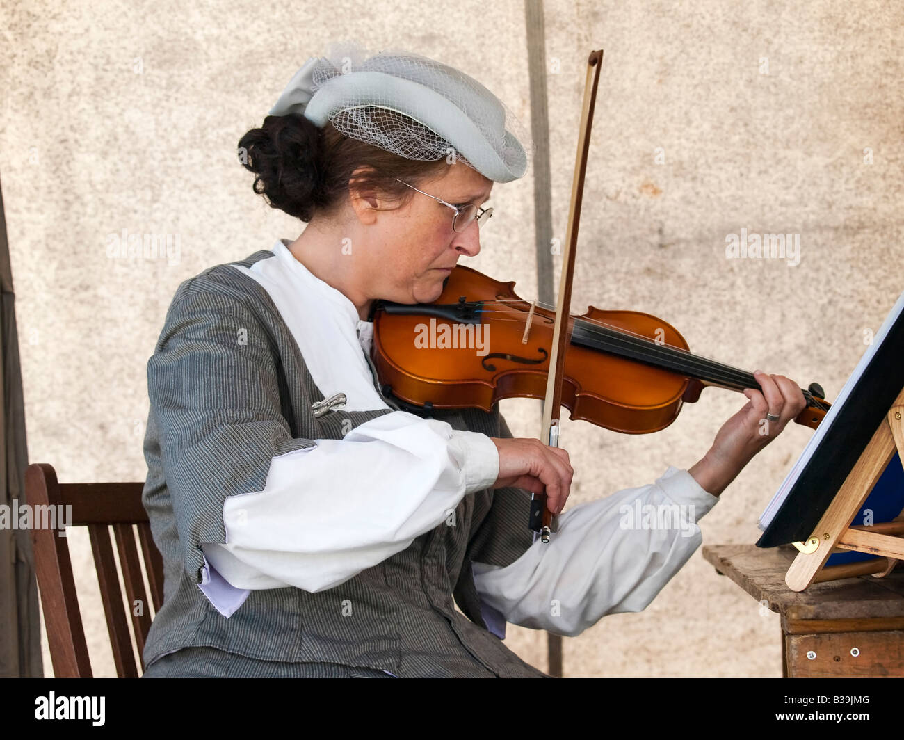 Female Violin Player Stock Photos & Female Violin Player Stock Images ...