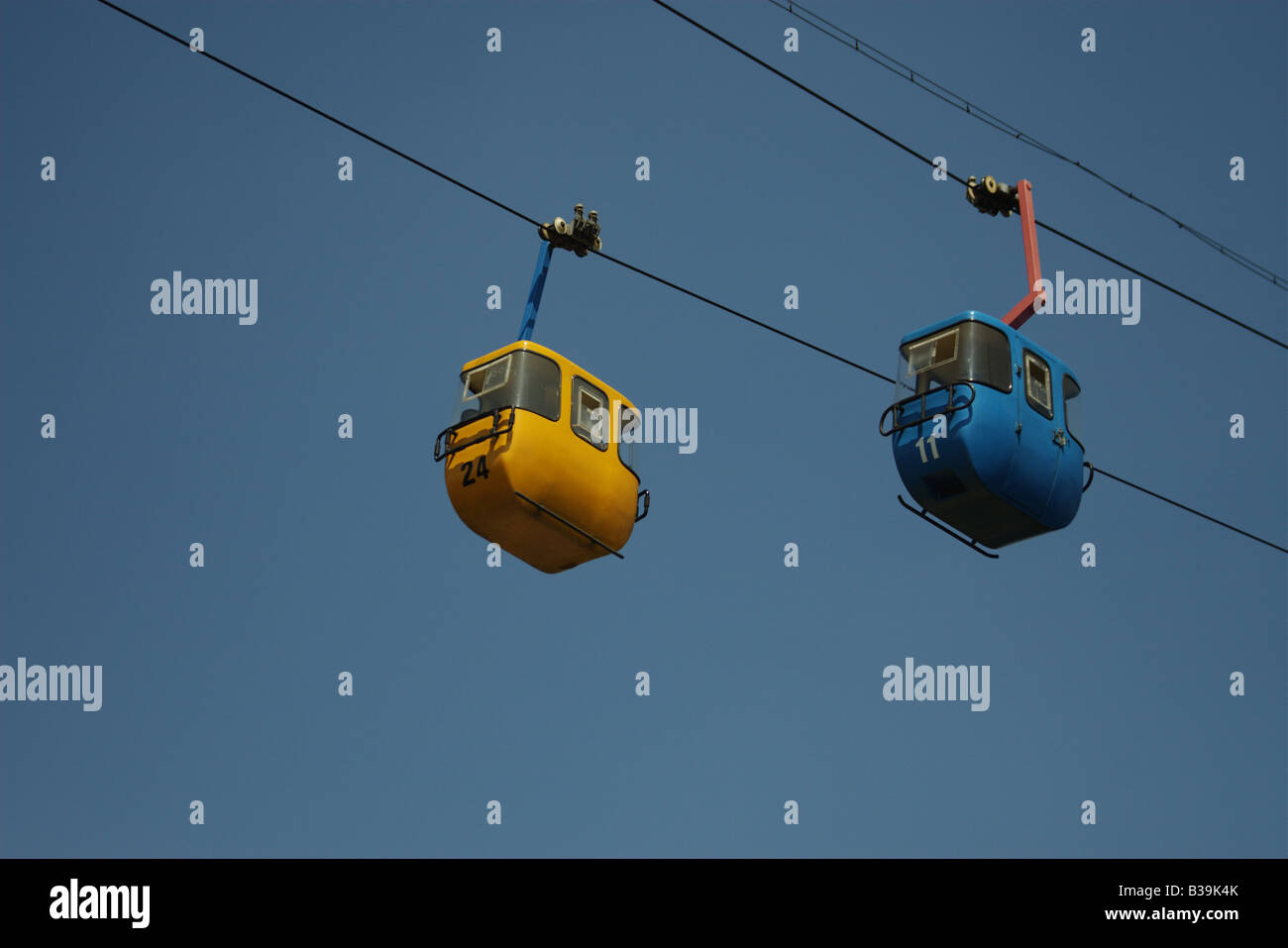 cable car hanging Stock Photo - Alamy
