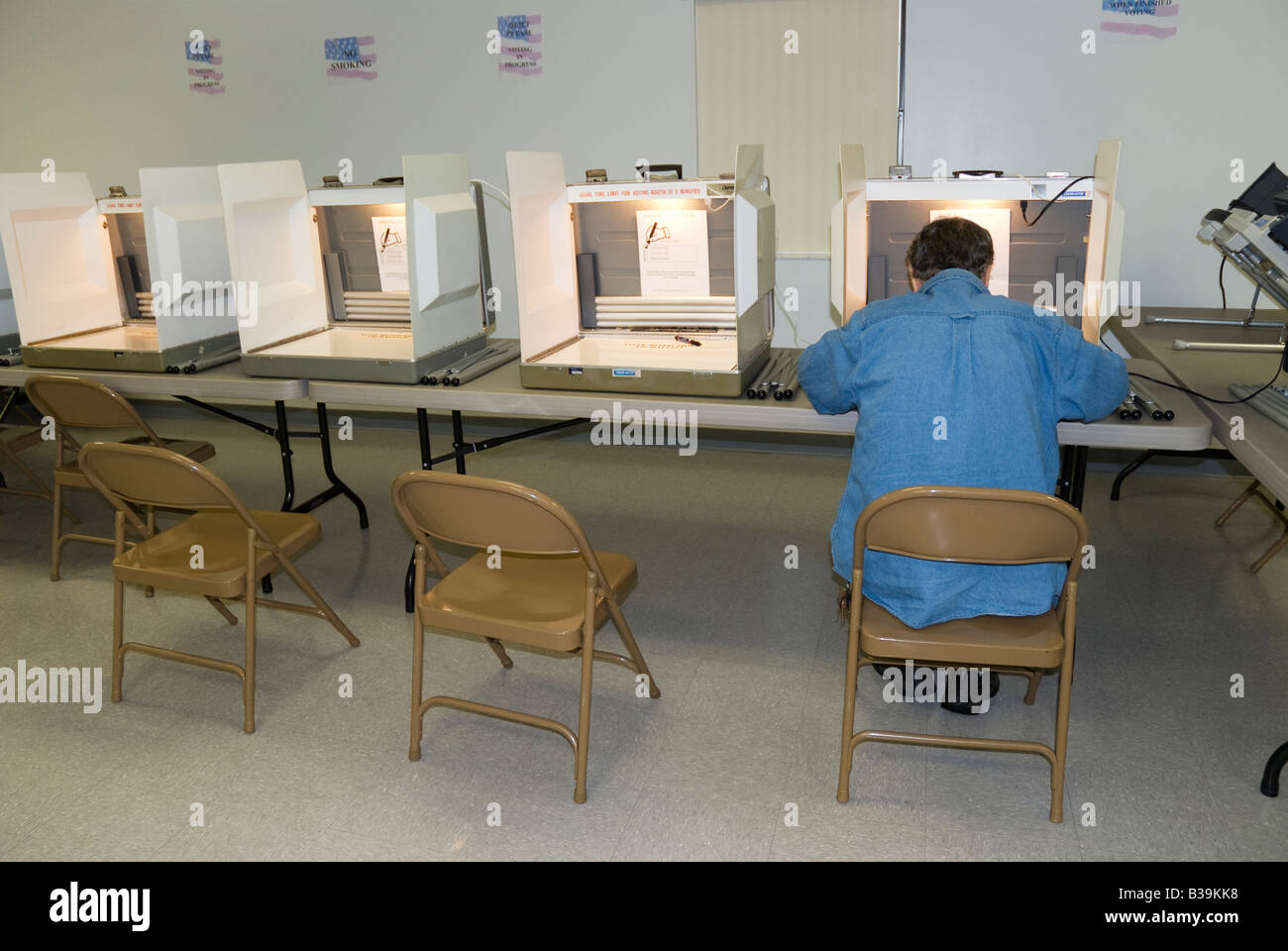 Voting booths hi-res stock photography and images - Alamy
